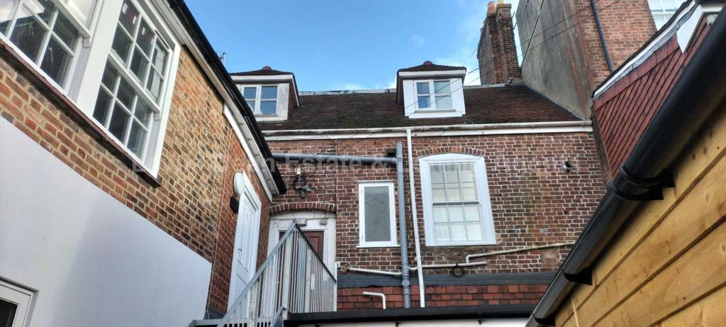 High Street, Poole 2 bed flat - £895 pcm (£207 pw)