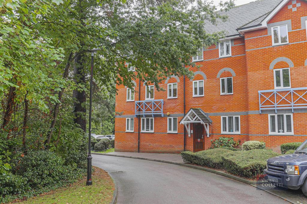 Upper Marsh Lane, Hoddesdon 2 bed flat for sale - £333,000