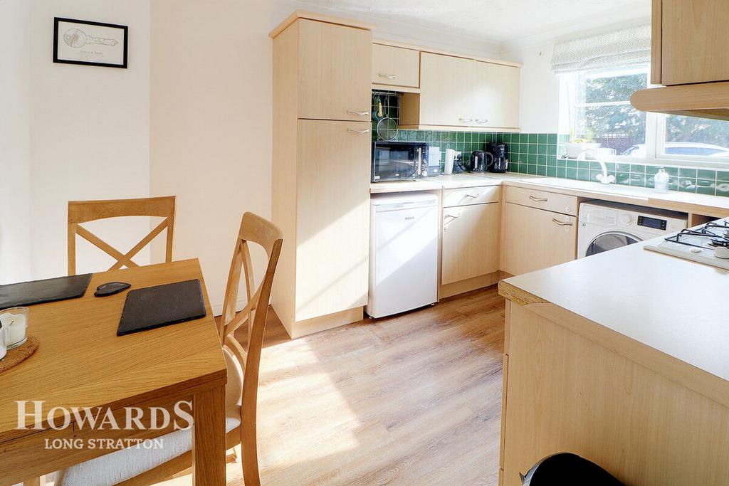 34 Hill Farm Road, Long Stratton NR15 2WA 3 bed semi-detached house for ...