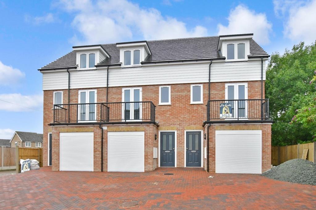 Mount Field Queenborough ME11 3 bed townhouse - £1,400 pcm (£323 pw)
