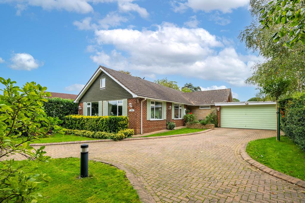 Wrayfield Avenue, Reigate, RH2 3 bed detached bungalow - £875,000