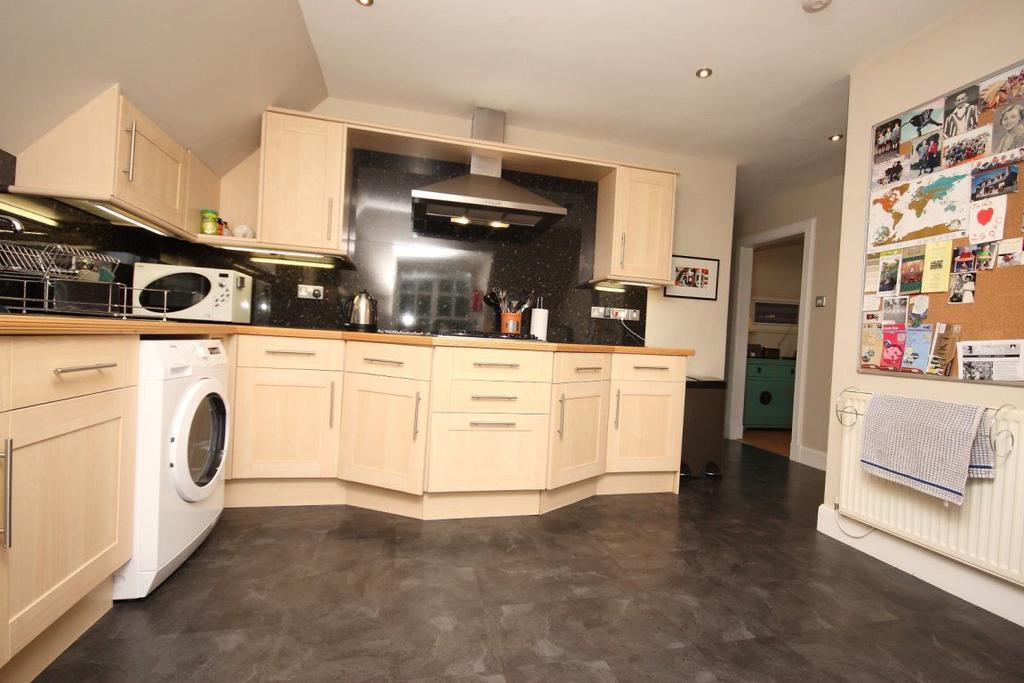 Midfield House 3 bed flat - £1,400 pcm (£323 pw)