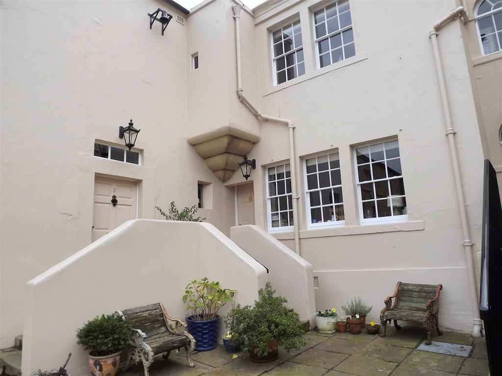 Castle Hill, Baslow Road, Bakewell 3 bed mews - £1,450 pcm (£335 pw)