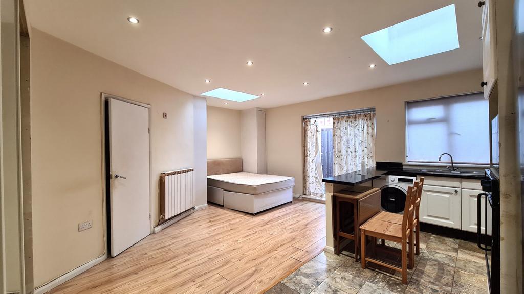 Alderwick Drive, Hounslow, TW3 1SF Studio - £1,150 pcm (£265 pw)