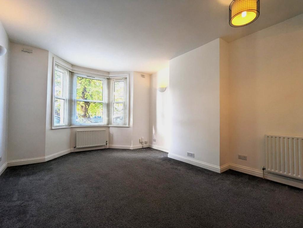 Monson Road, Redhill 1 bed apartment - £1,050 pcm (£242 pw)