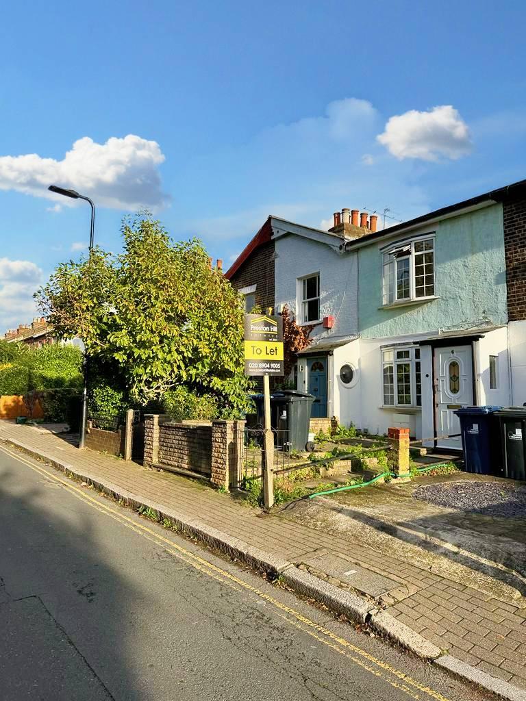 Mountfield Road, Ealing W5 2 bed terraced house - £2,400 pcm (£554 pw)