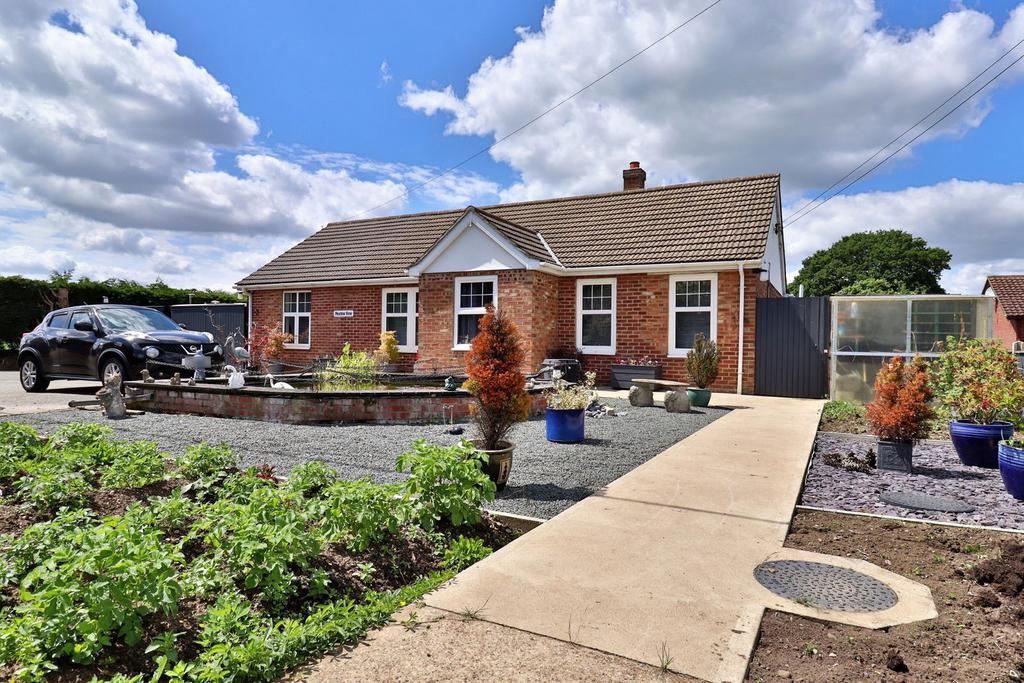 Ipswich Road,Long... 4 bed detached bungalow for sale - £325,000