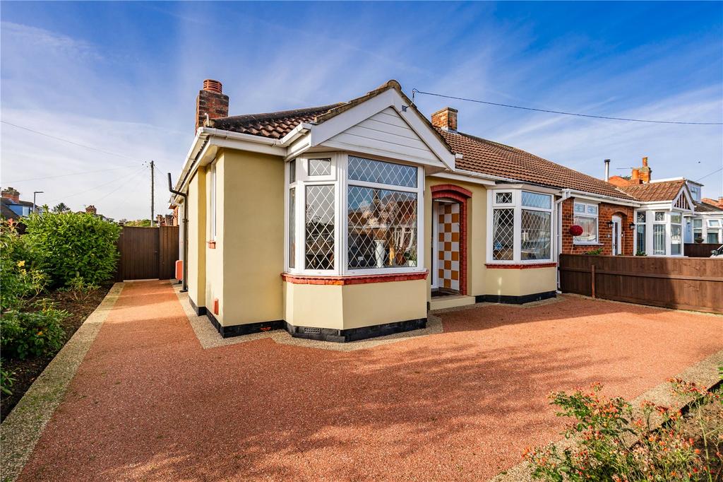 Croxby Avenue, Grimsby, Lincolnshire... 2 bed bungalow for sale - £160,000