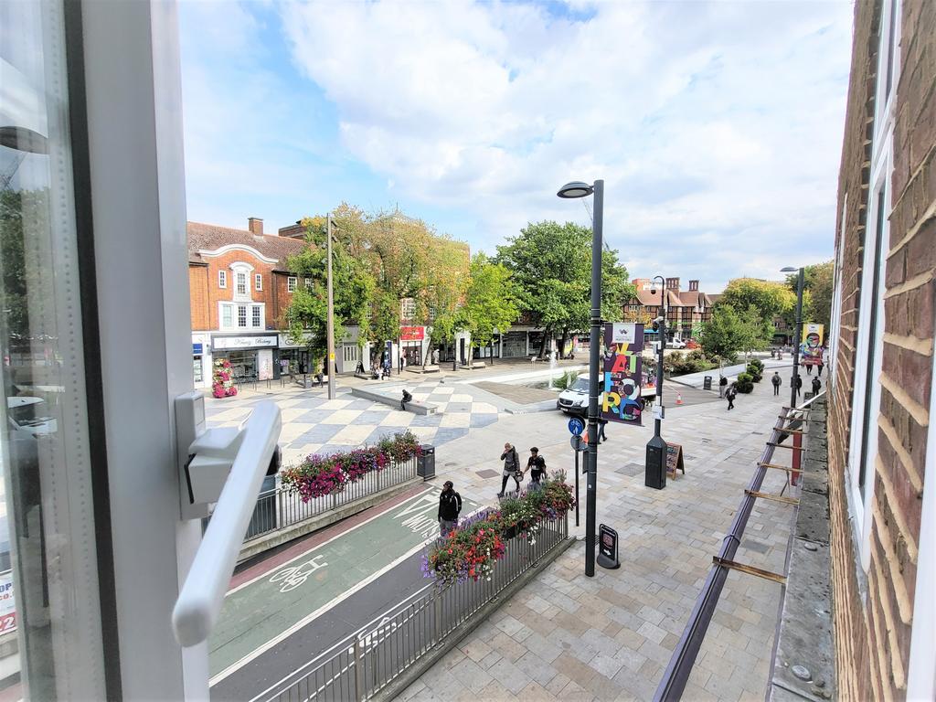 The Parade, Watford, WD17 3 bed flat - £1,750 pcm (£404 pw)