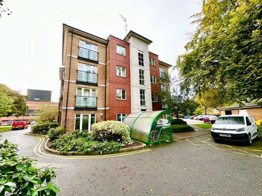 The Parklands, Court Drive... 2 bed apartment - £1,200 pcm (£277 pw)