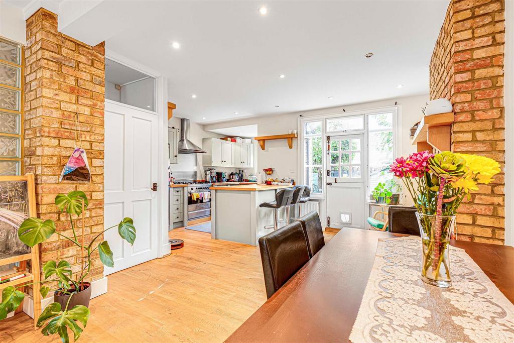 Ripley Gardens, SW14 3 bed terraced house - £3,250 pcm (£750 pw)