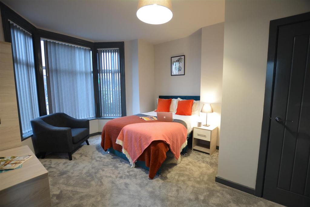 Knowsley Street, Bury, BL9 0ST 1 bed in a house share - £607 pcm (£140 pw)