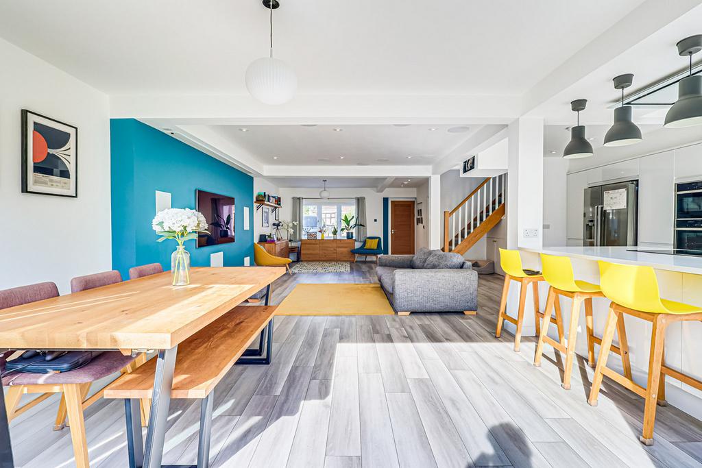 Alexandra Road, Rochford, SS4 4 bed detached house - £575,000