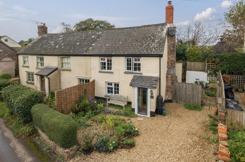 Clayhanger, Tiverton, Devon, EX16 3 bed semi-detached house - £300,000