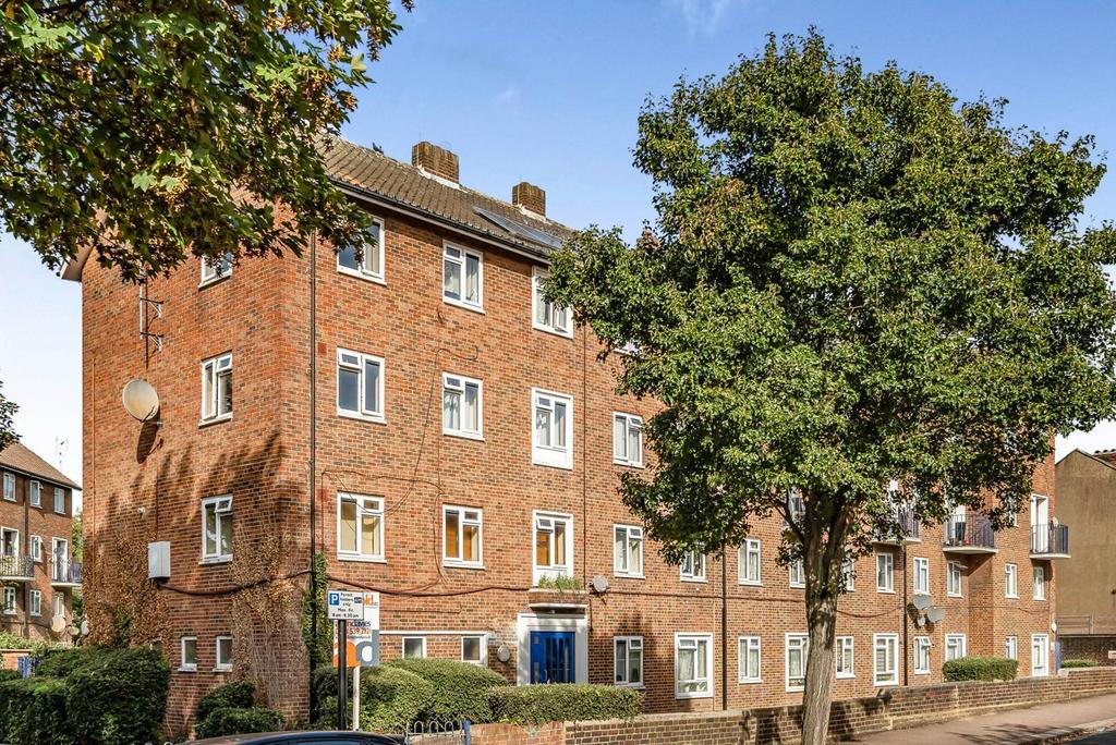 Livingstone Court, Leyton, London, E10 3 bed flat - £395,000