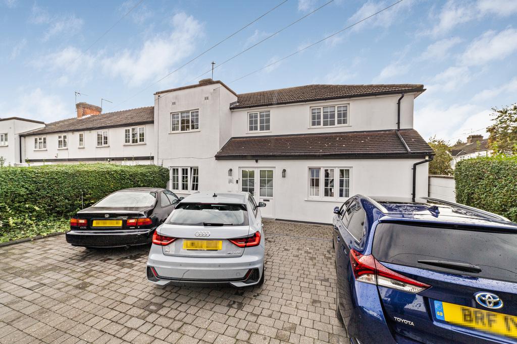 Whitefriars Avenue, Harrow HA3 2 bed apartment - £2,100 pcm (£485 pw)