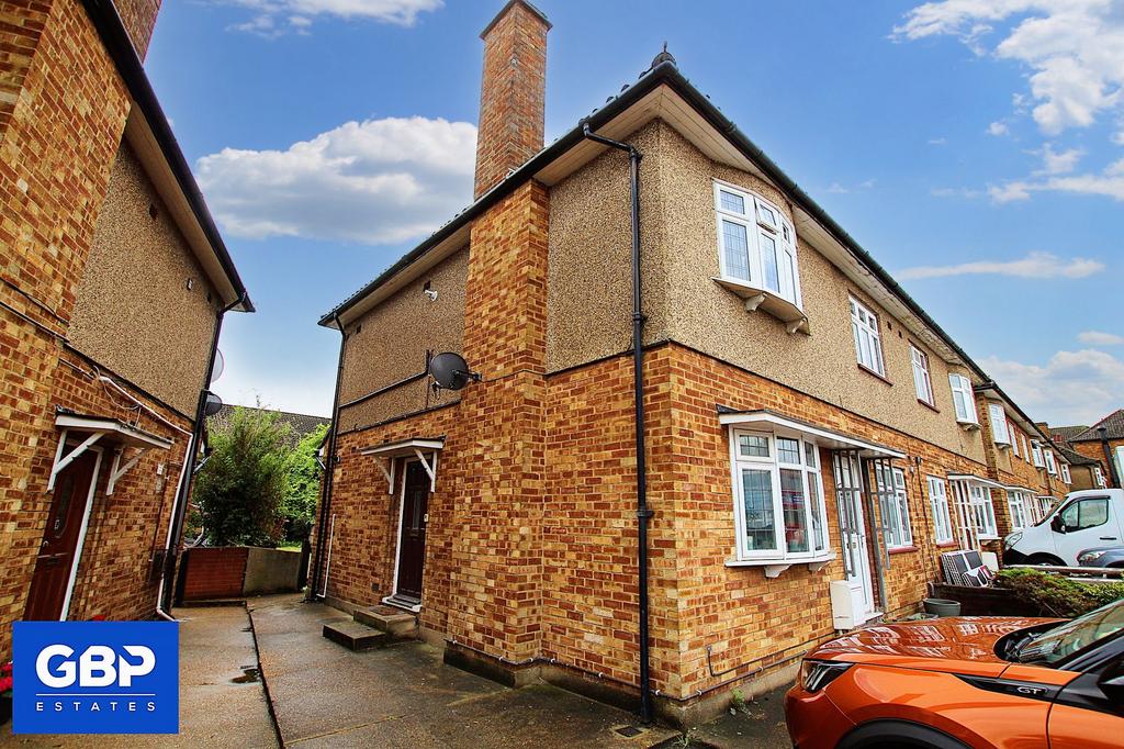 Station Road, Gidea Park, RM2 2 bed flat - £1,600 pcm (£369 pw)