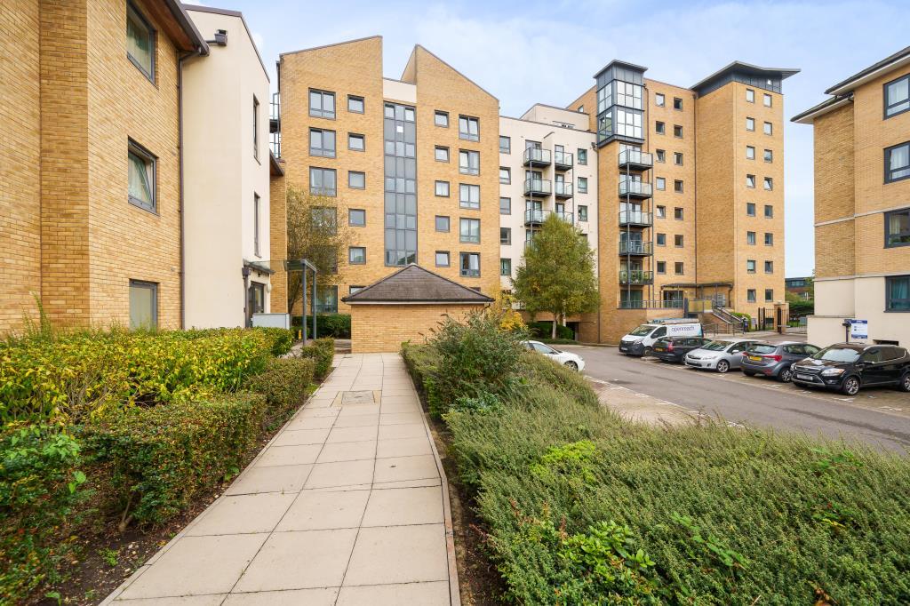 Woking, Surrey, GU21 2 bed flat for sale - £295,000