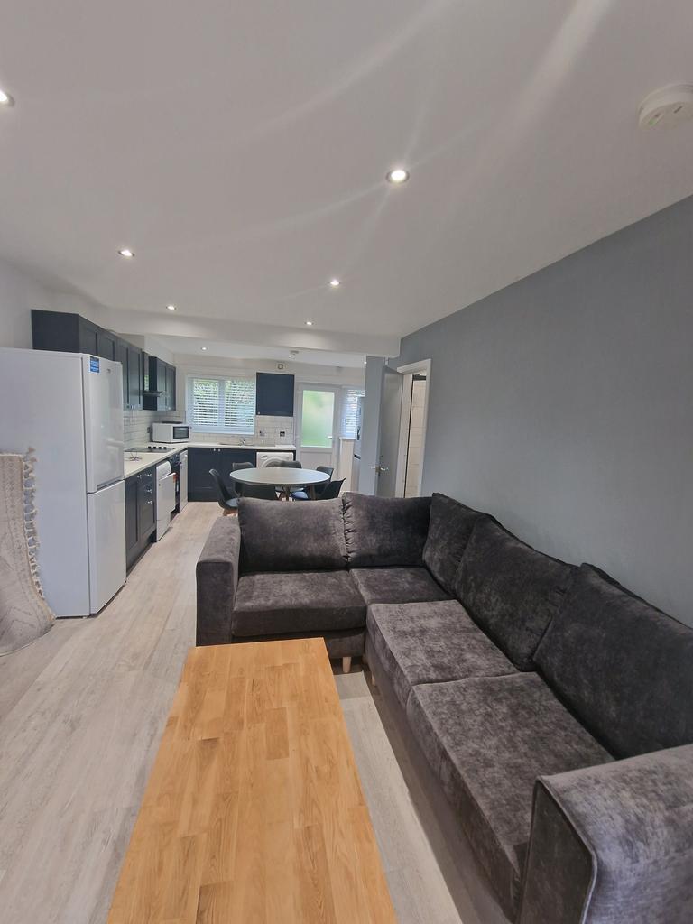 9 Falcon Close, Lenton, Nottingham... 6 bed house - £4,030 pcm (£930 pw)