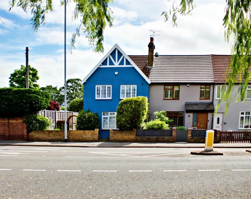Spring Cottages, High Road... 3 bed terraced house - £1,850 pcm (£427 pw)