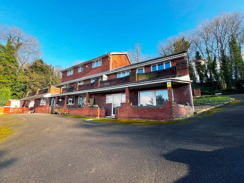 Pinewood Lodge, High Street, South... 2 bed flat - £625 pcm (£144 pw)
