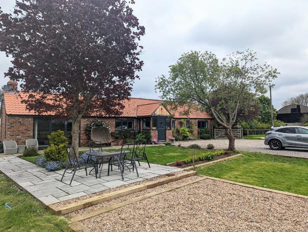 Field View, Long lane, Beverley, HU17 0RN 3 bed detached bungalow for ...
