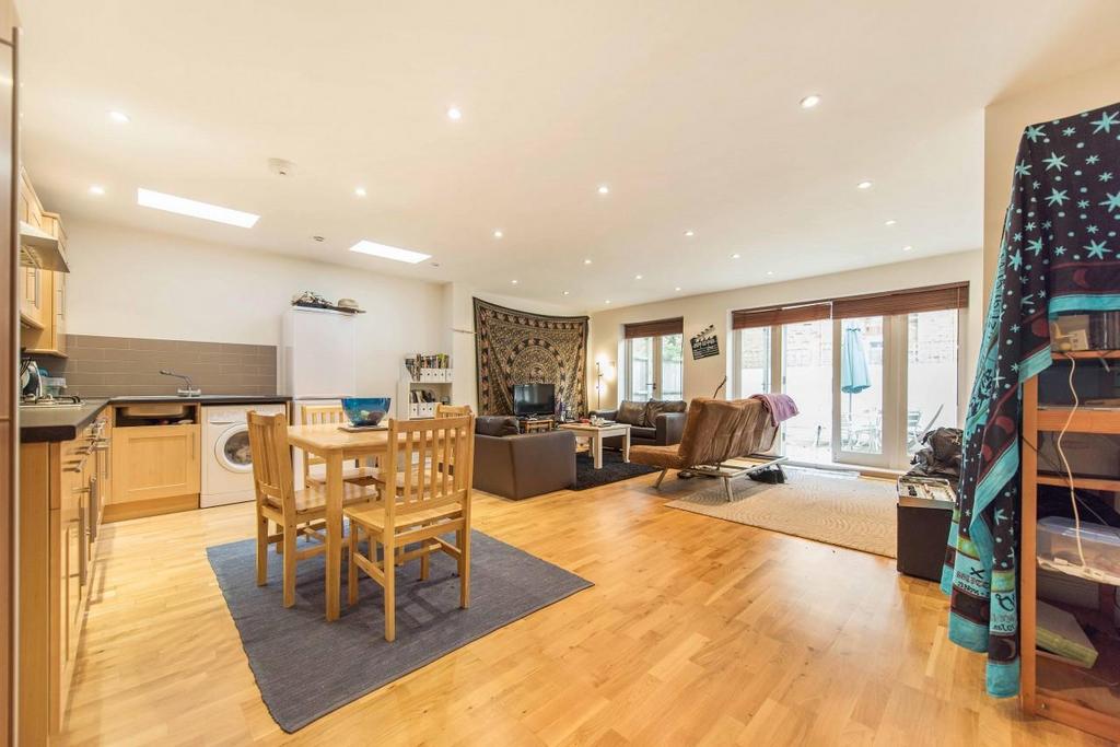 Sainfoin Road, SW17 3 bed flat - £3,090 pcm (£713 pw)