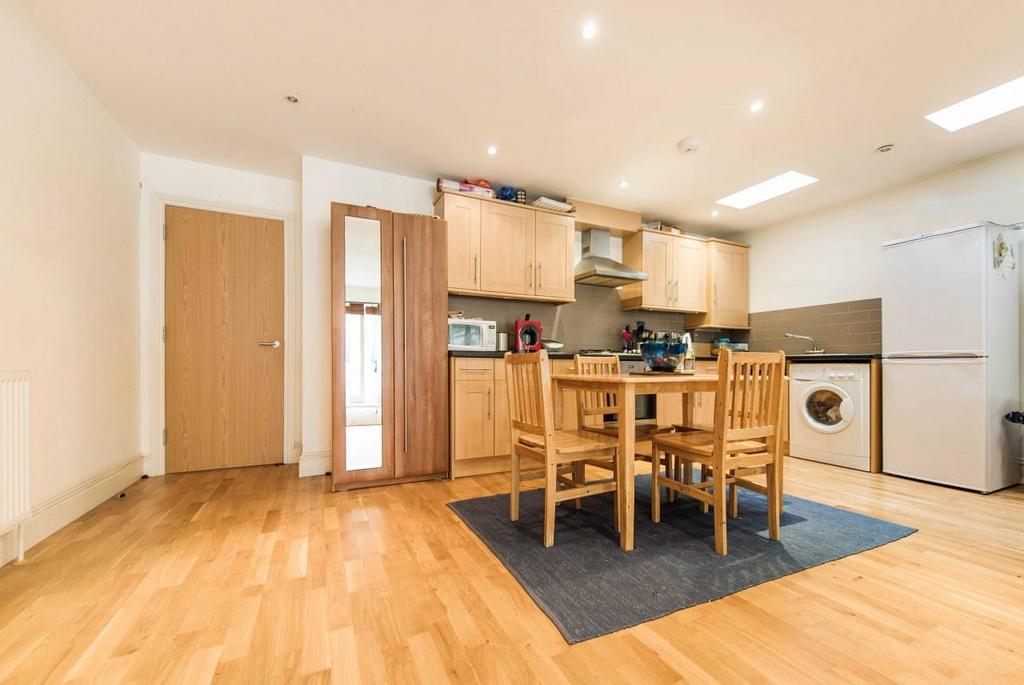 Sainfoin Road, SW17 3 bed flat - £3,090 pcm (£713 pw)