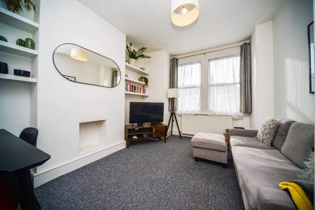 Nutwell Street, Tooting, London 2 bed flat - £2,050 pcm (£473 pw)