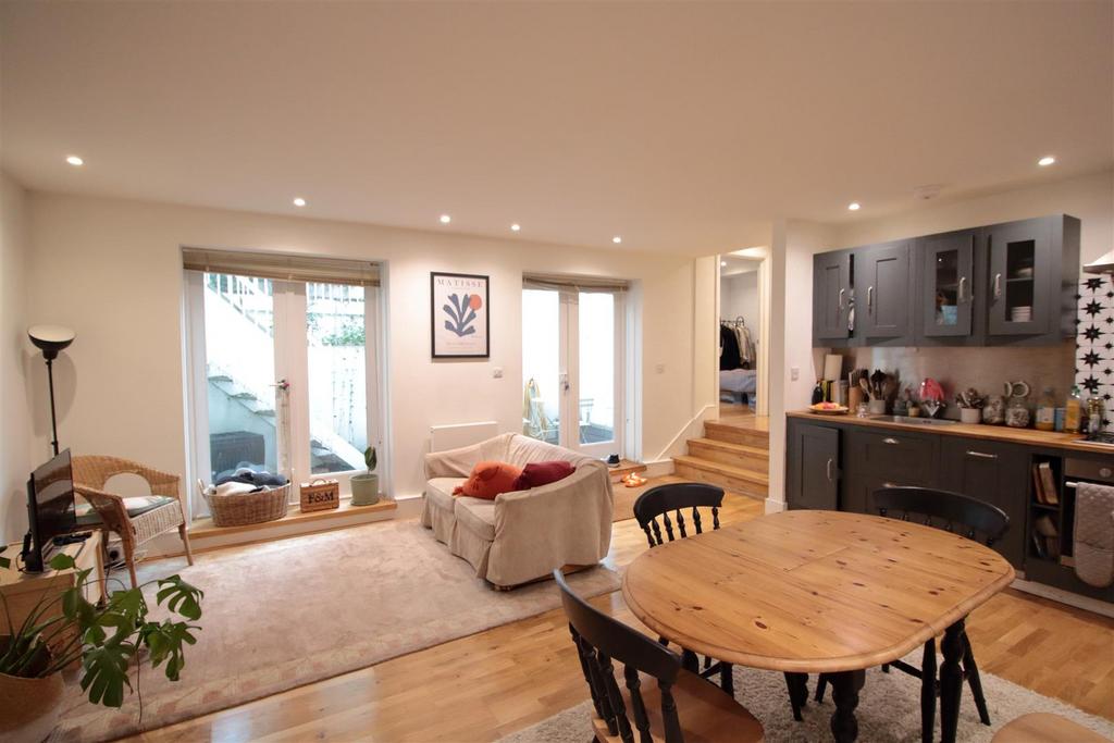 Leander Road, Brixton Hill SW2 1 bed flat - £1,850 pcm (£427 pw)
