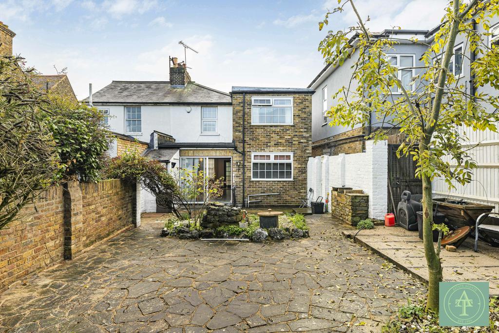Avenue Road, London, N14 3 bed semi-detached house - £675,000