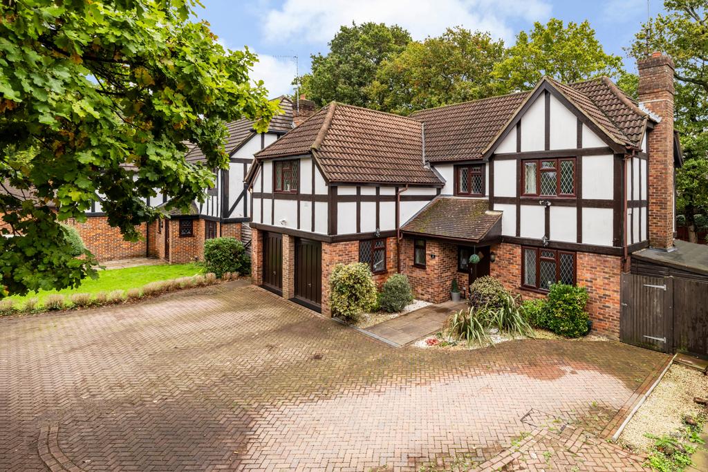 Raymer Walk, Horley, Surrey, RH6 5 bed detached house for sale - £800,000