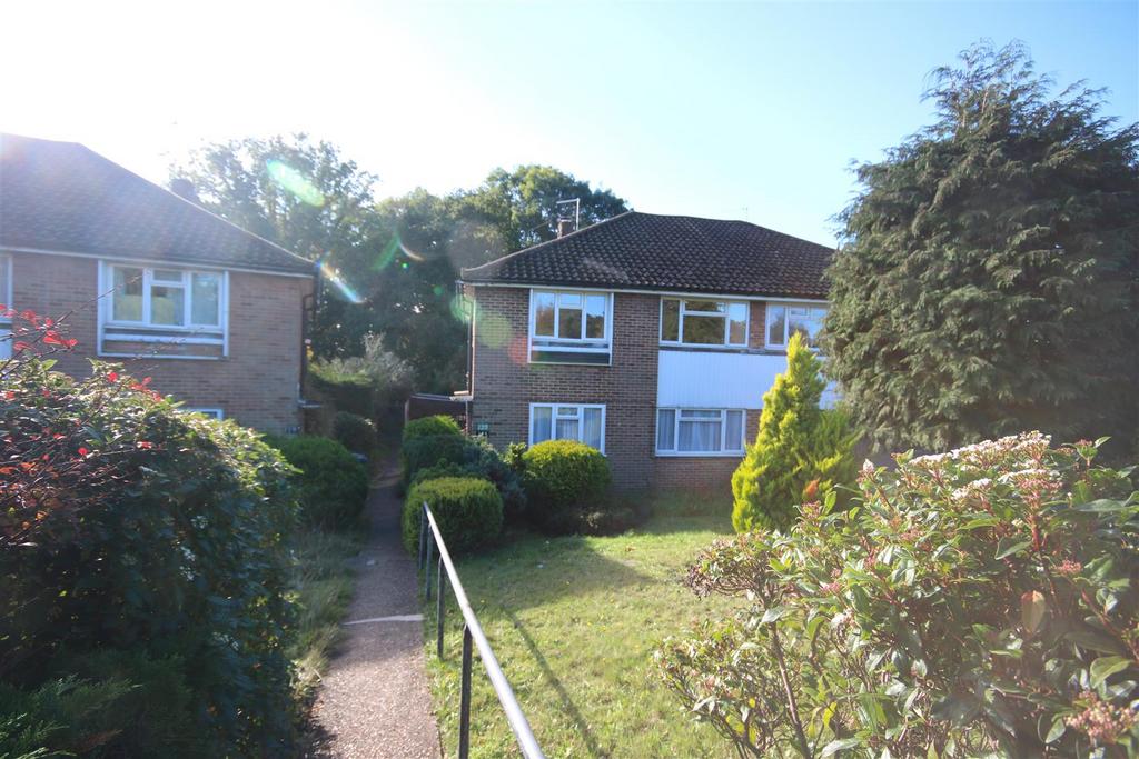 Vernon Crescent, East Barnet 2 bed maisonette - £1,750 pcm (£404 pw)