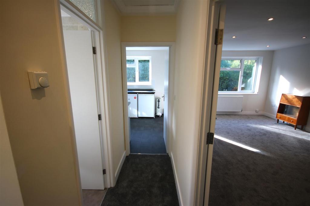 Vernon Crescent, East Barnet 2 bed maisonette - £1,750 pcm (£404 pw)