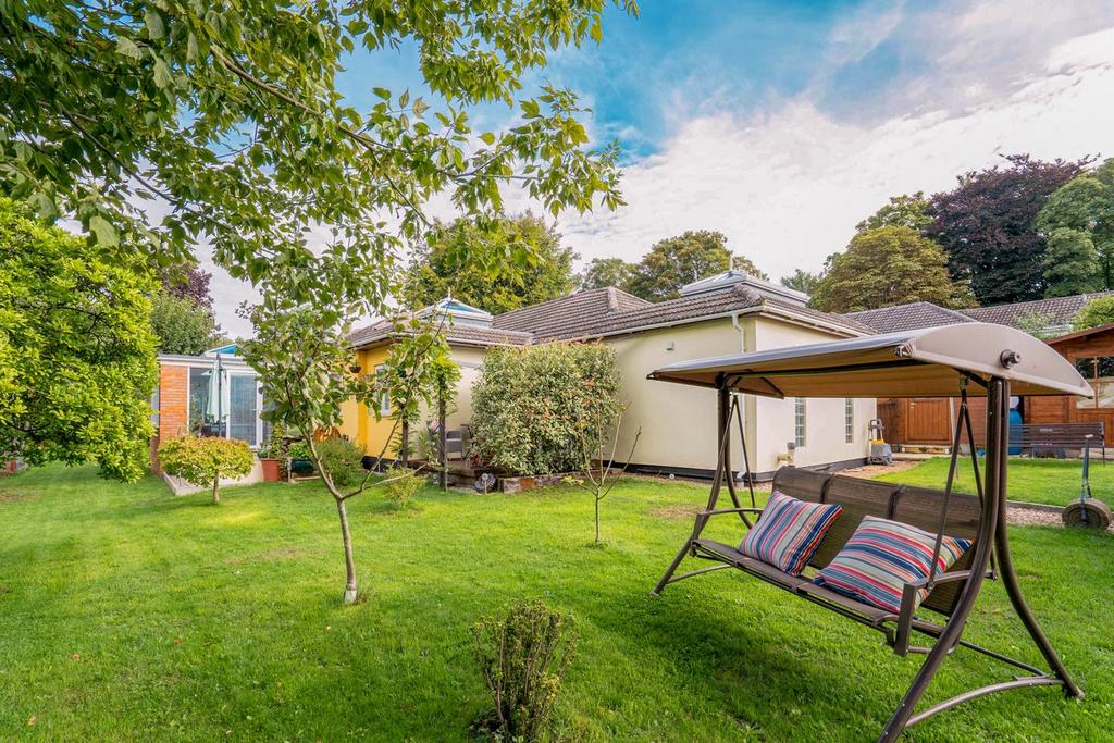 Belfry Avenue, Harefield UB9 4 bed detached bungalow - £860,000