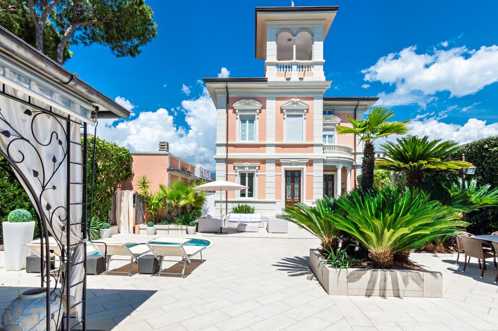55042 Forte dei Marmi LU 5 bed villa - £5,558,407* (€6,500,000)