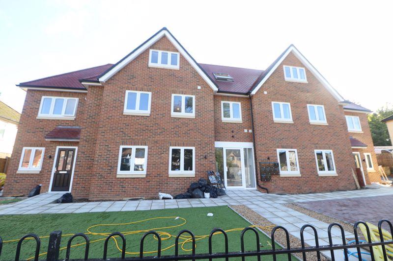 New Road, High Wycombe, HP12 2 bed apartment - £1,575 pcm (£363 pw)