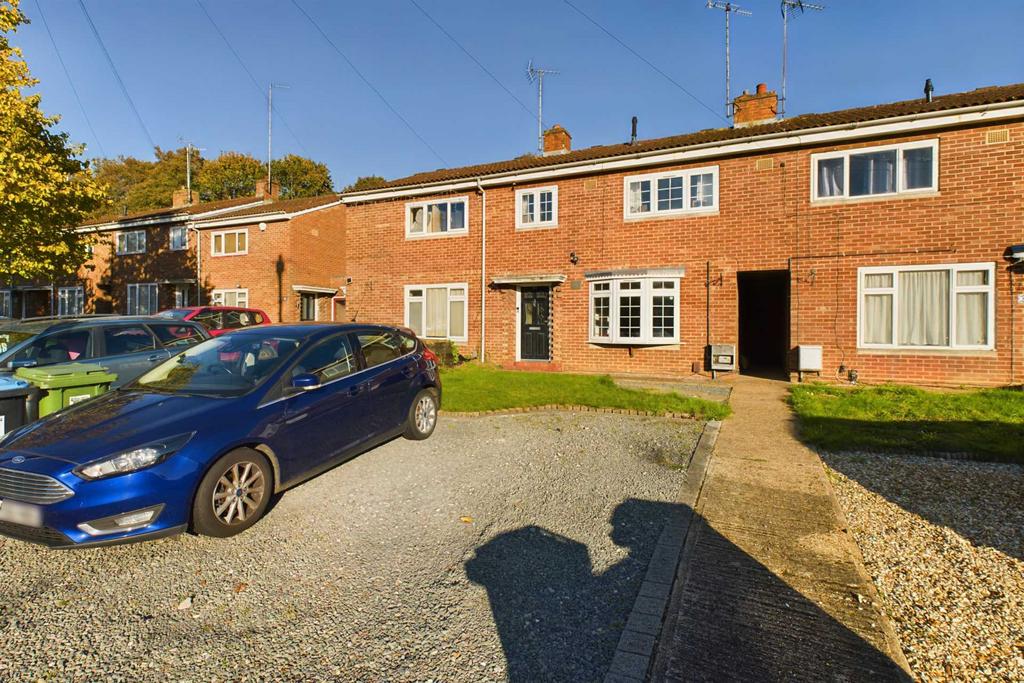 Beechfield Road, Boxmoor 2 bed terraced house - £425,000