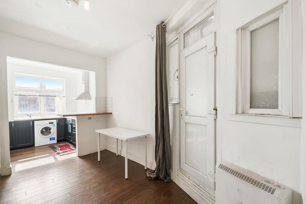 Church Road, London, NW10 3 bed flat for sale - £250,000