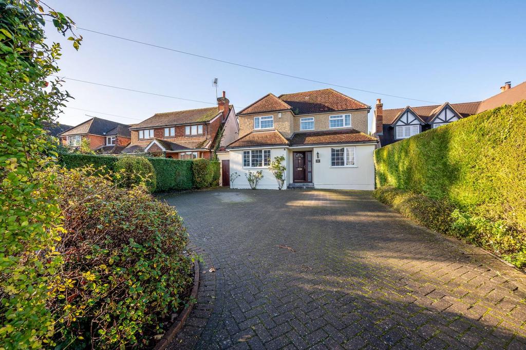 Bryanstone Avenue, Guildford, GU2 4 bed detached house - £2,950 pcm (£ ...