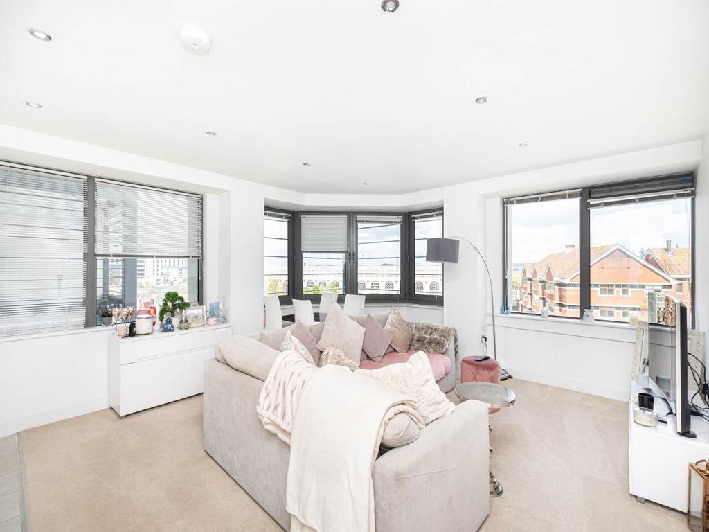 Parkstone Road, Poole, Dorset 2 bed flat - £1,250 pcm (£288 pw)