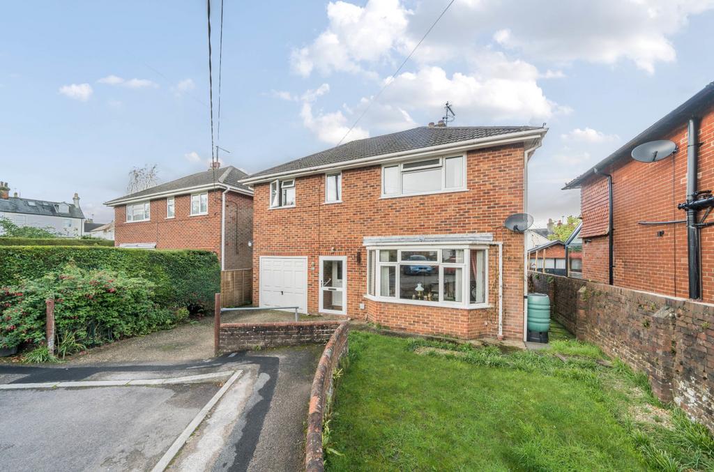 Upper Grove Road, Alton, Hampshire, GU34 3 bed detached house - £450,000