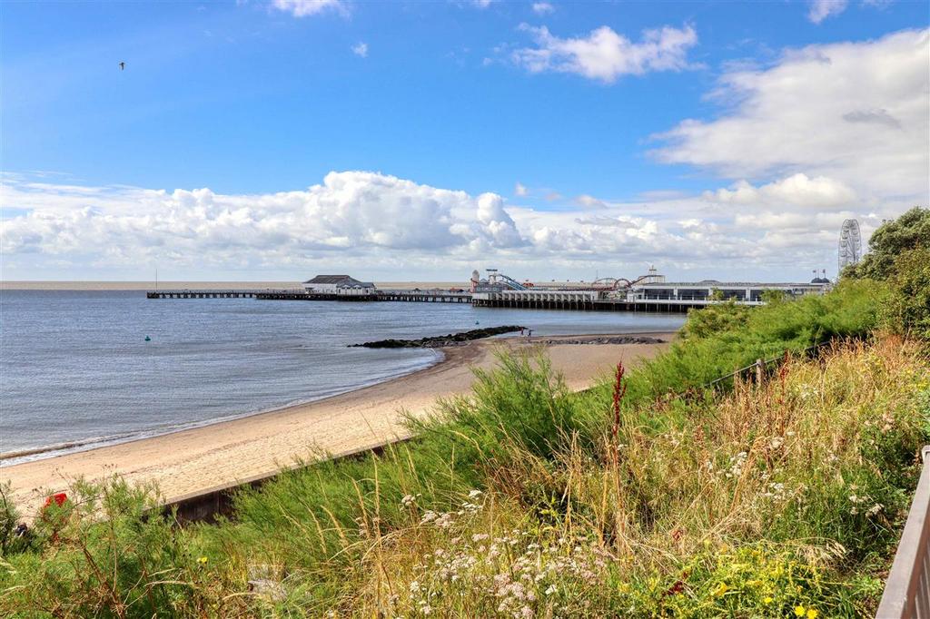 Rosemary Road, Clacton on Sea CO15 2 bed apartment - £135,000