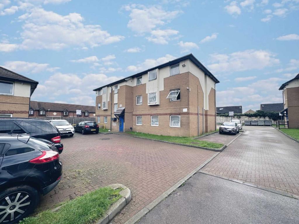 Milliners Way, Luton LU3 3 bed flat - £150,000