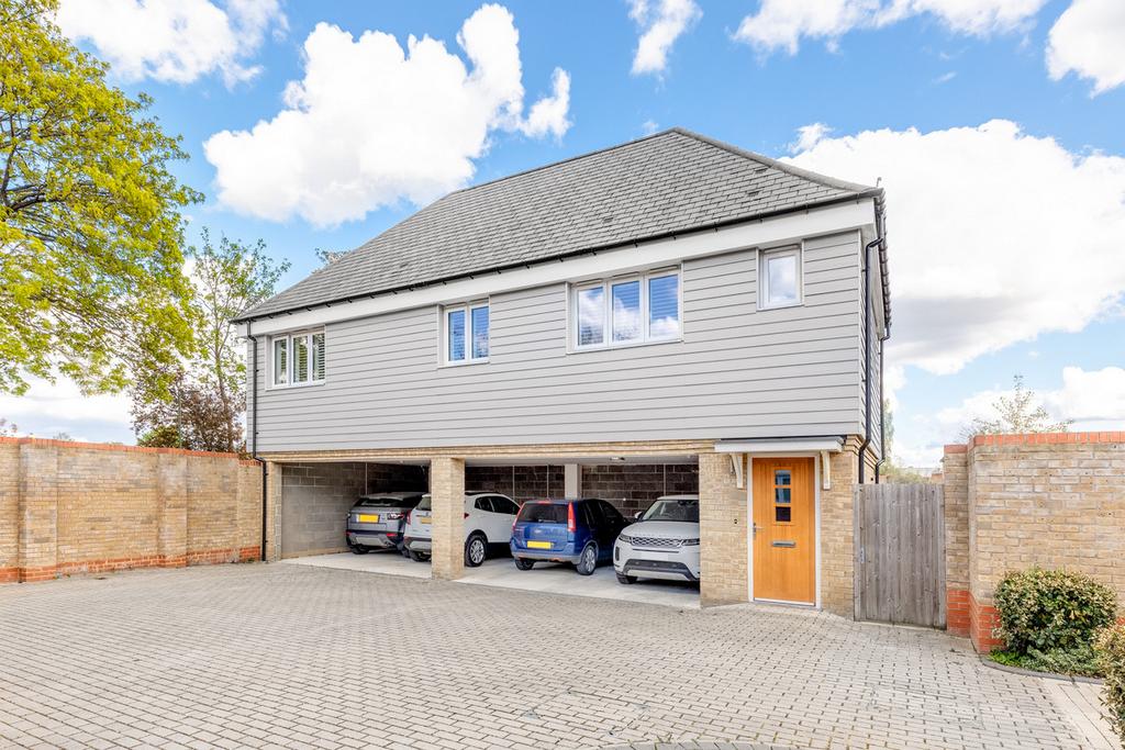 Nettlefold Place, Sunbury-On-Thames... 2 bed flat - £1,750 pcm (£404 pw)