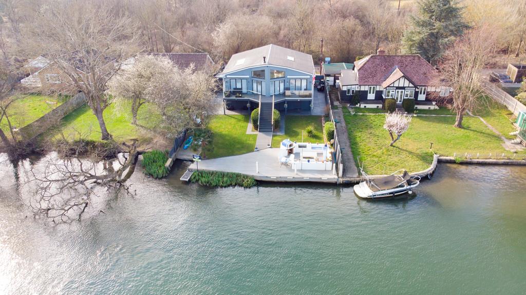 Laleham Reach, Chertsey 3 bed detached house - £1,000,000