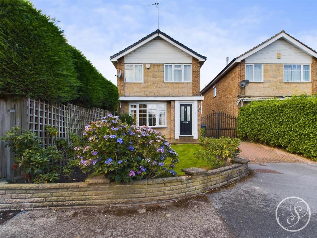 Lawns Green, Leeds 3 bed detached house - £260,000