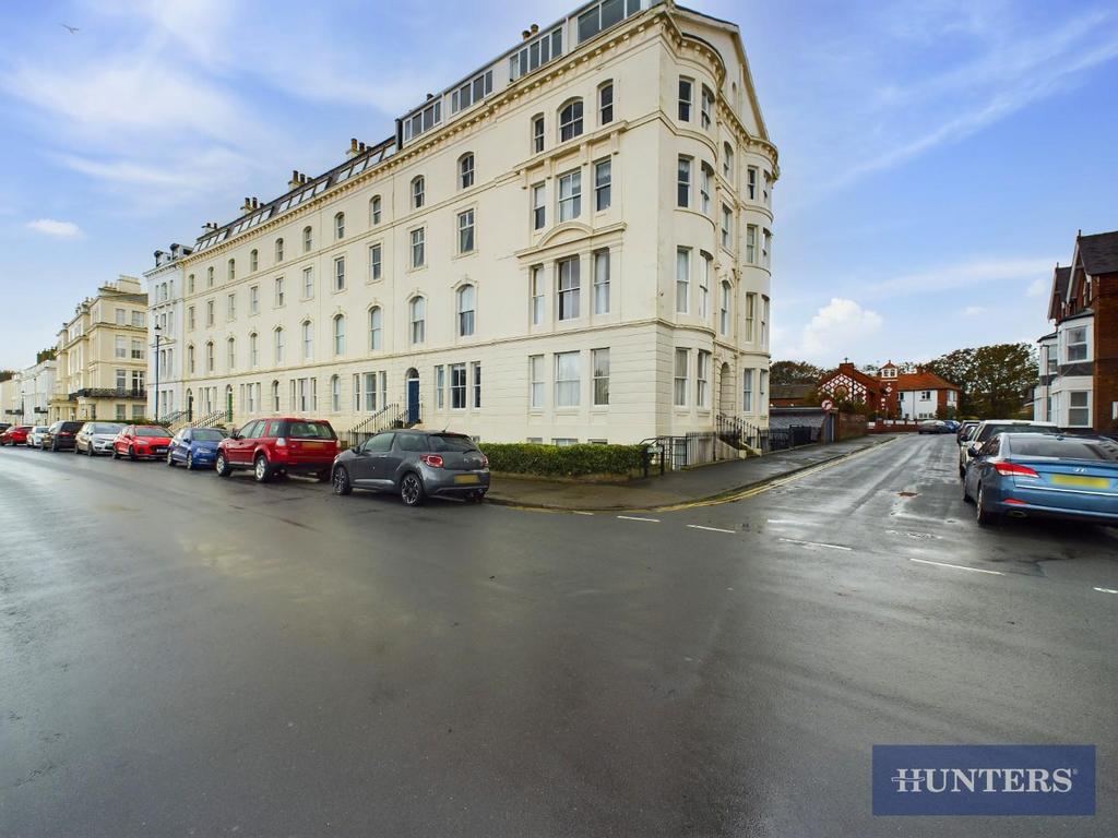 The Crescent, Filey 2 bed flat - £120,000