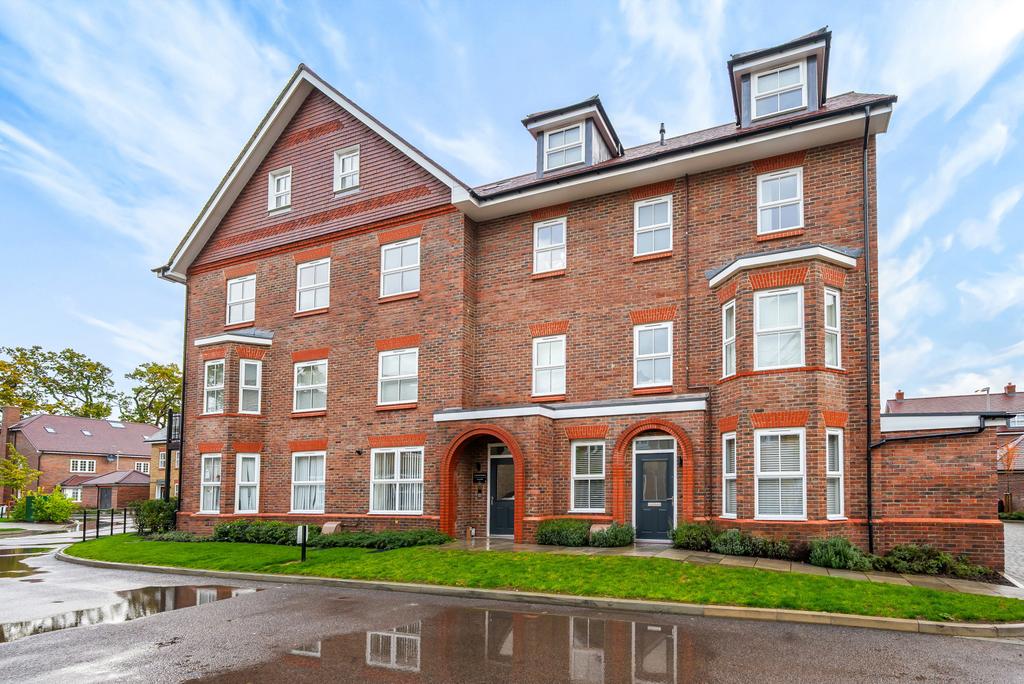 Albright Gardens, Walton-On-Thames, KT12 2 bed flat for sale - £475,000