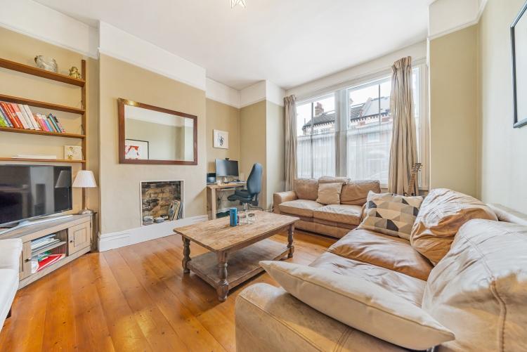 Netherfield Road London SW17 2 bed flat - £2,100 pcm (£485 pw)